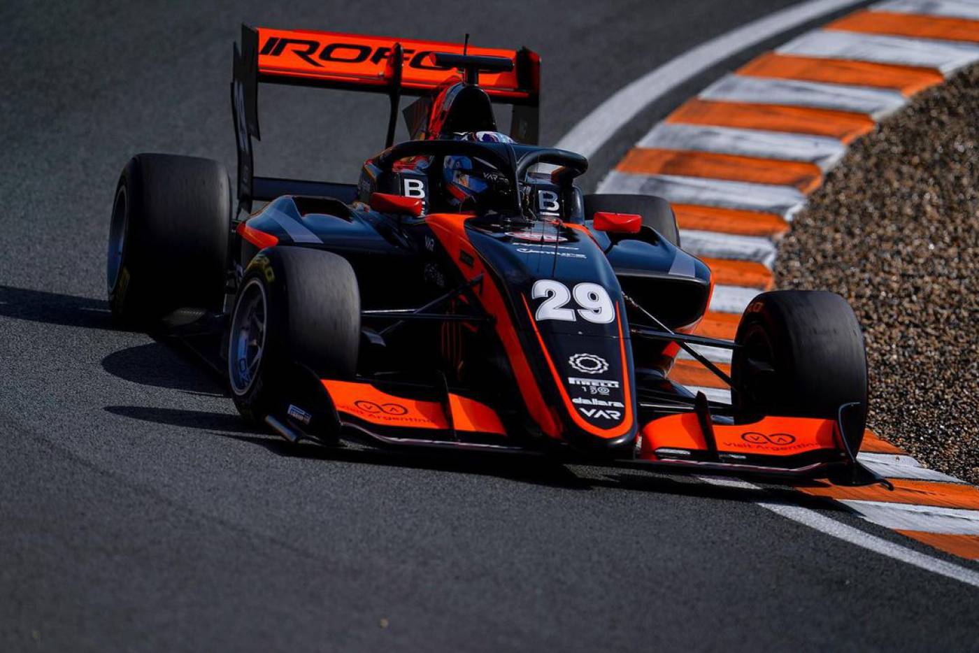 Sprint formule 3 po dechberoucím finiši vyhrál Colapinto, Staněk mimo ...