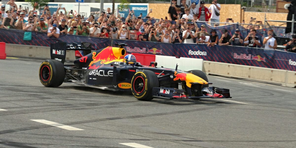 Red Bull Showrun v Praze: DC a jeho projížďka Karlínem - SvětFormule.cz