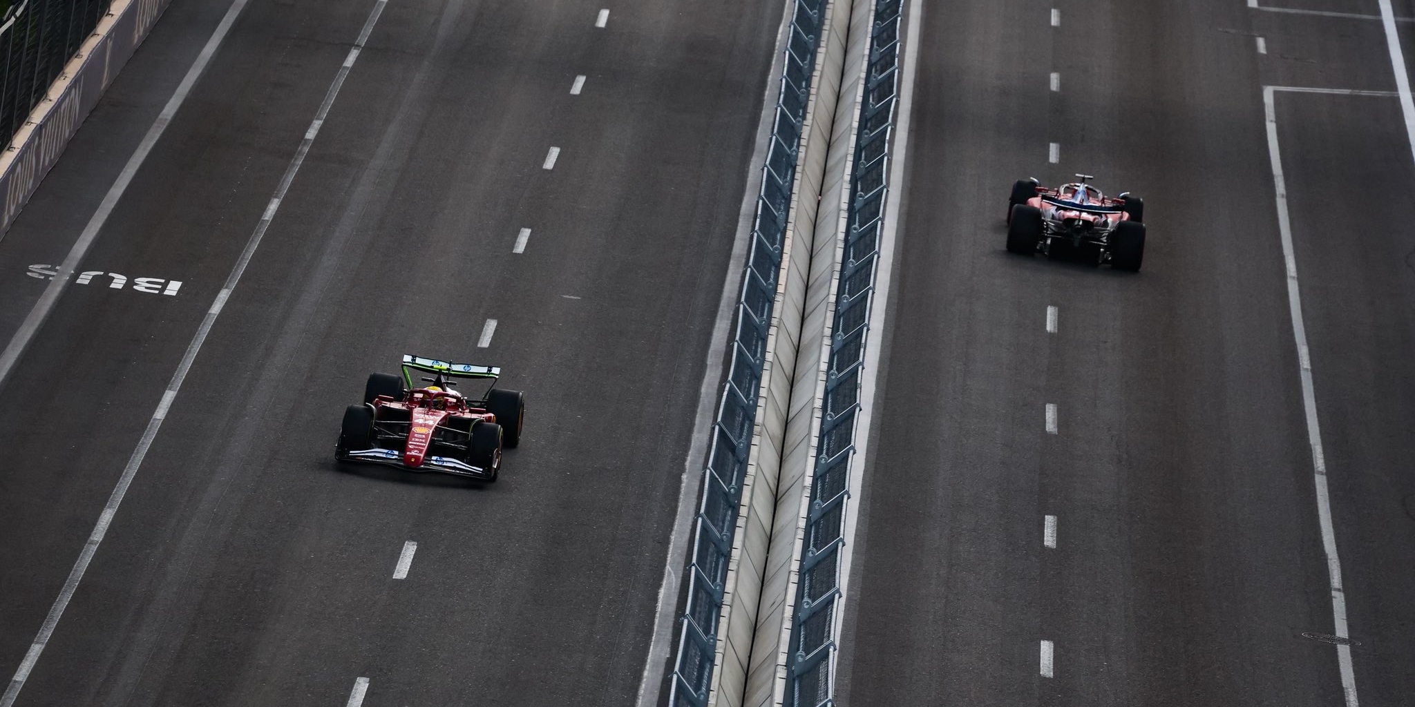 Ferrari v čele tréninku v Baku: Hamilton děkuje - SvětFormule.cz